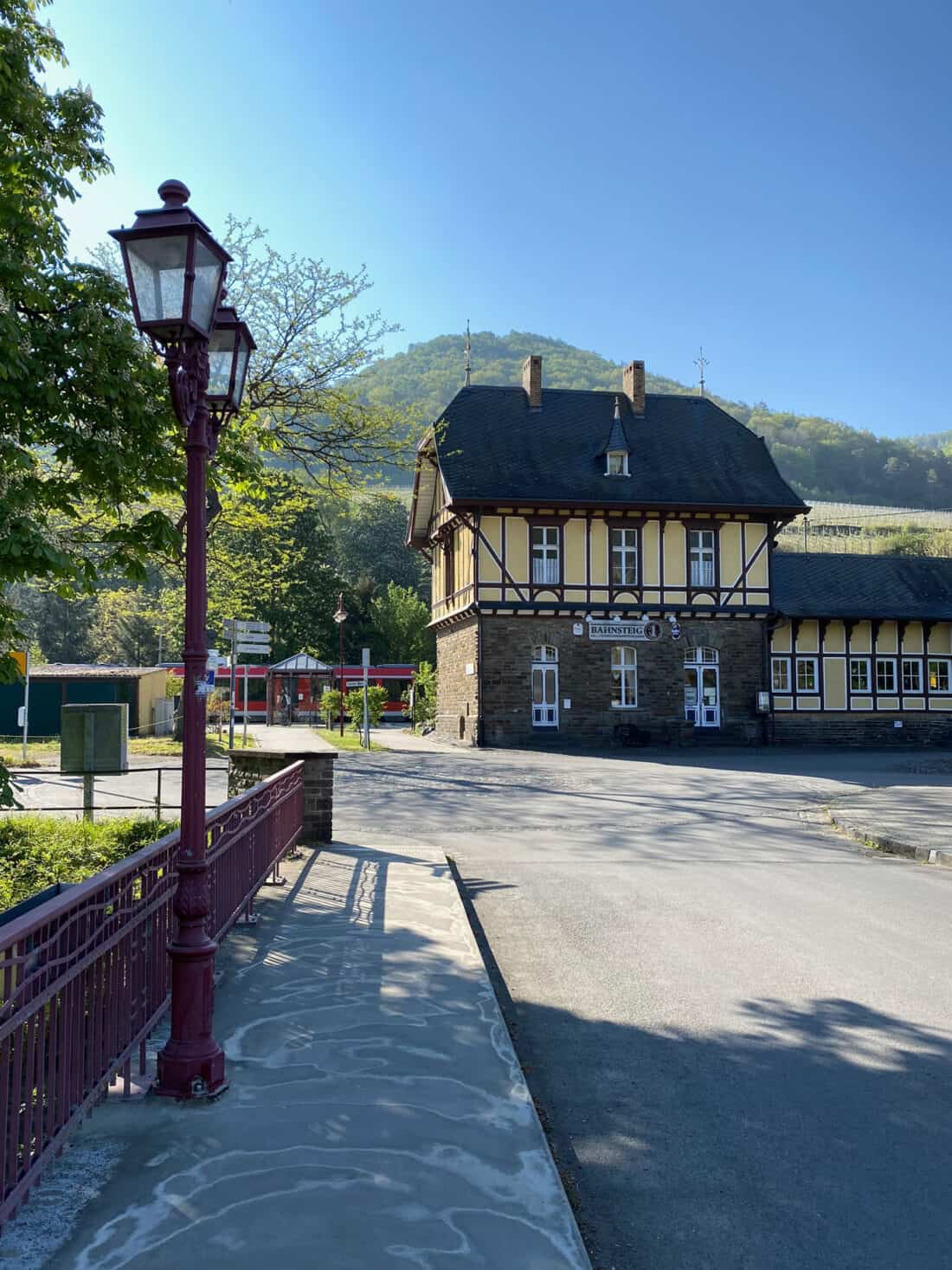 Mayschoß im Ahrtal - Durch Weinberge um die Saffenburg - Walk & Wonder